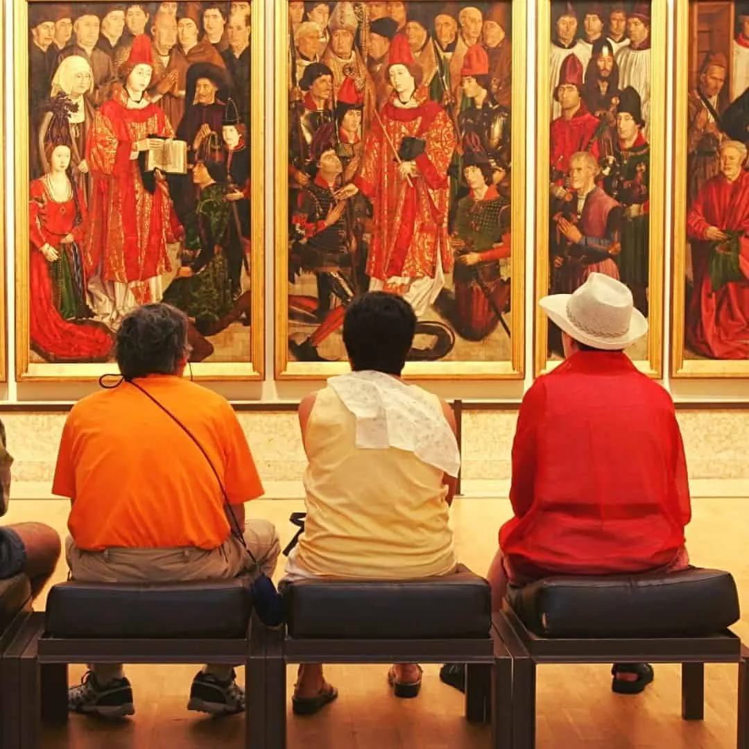 What is an art curator? The important role of the curator - Citaliarestauro